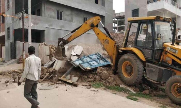హైదరాబాద్ రాంనగర్ లోని మణెమ్మ బస్తీలో 'హైడ్రా’ బుల్డోజర్లు