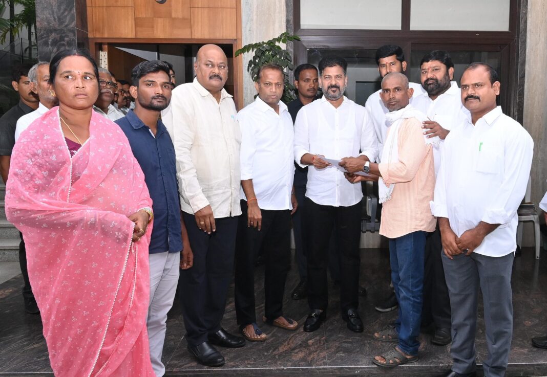 రేవంత్ రెడ్డిని కలిసిన సౌదీ ఎడారి నుంచి స్వదేశానికి చేరిన నిర్మల్ ...